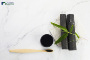 4 cách làm trắng răng bằng than hoạt tính - Làm kem với than tre